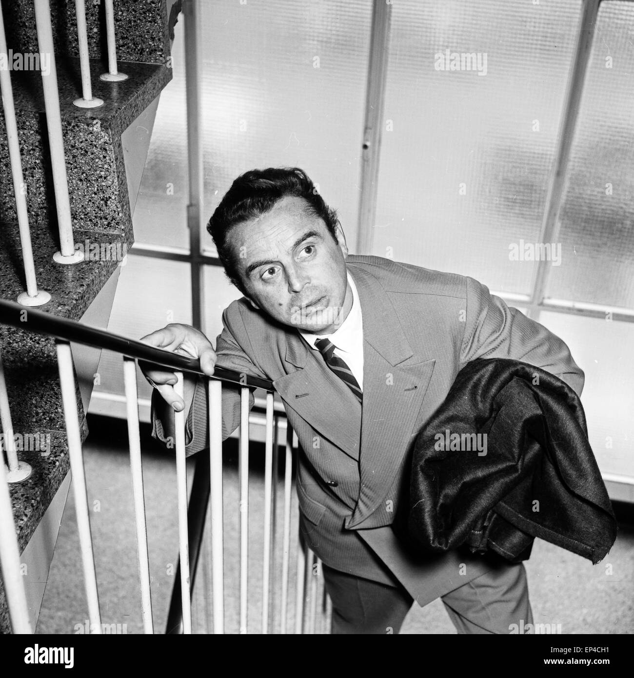 Ein junger Mann in einem Treppenhaus, Deutschland 1950er Jahre. A young ...