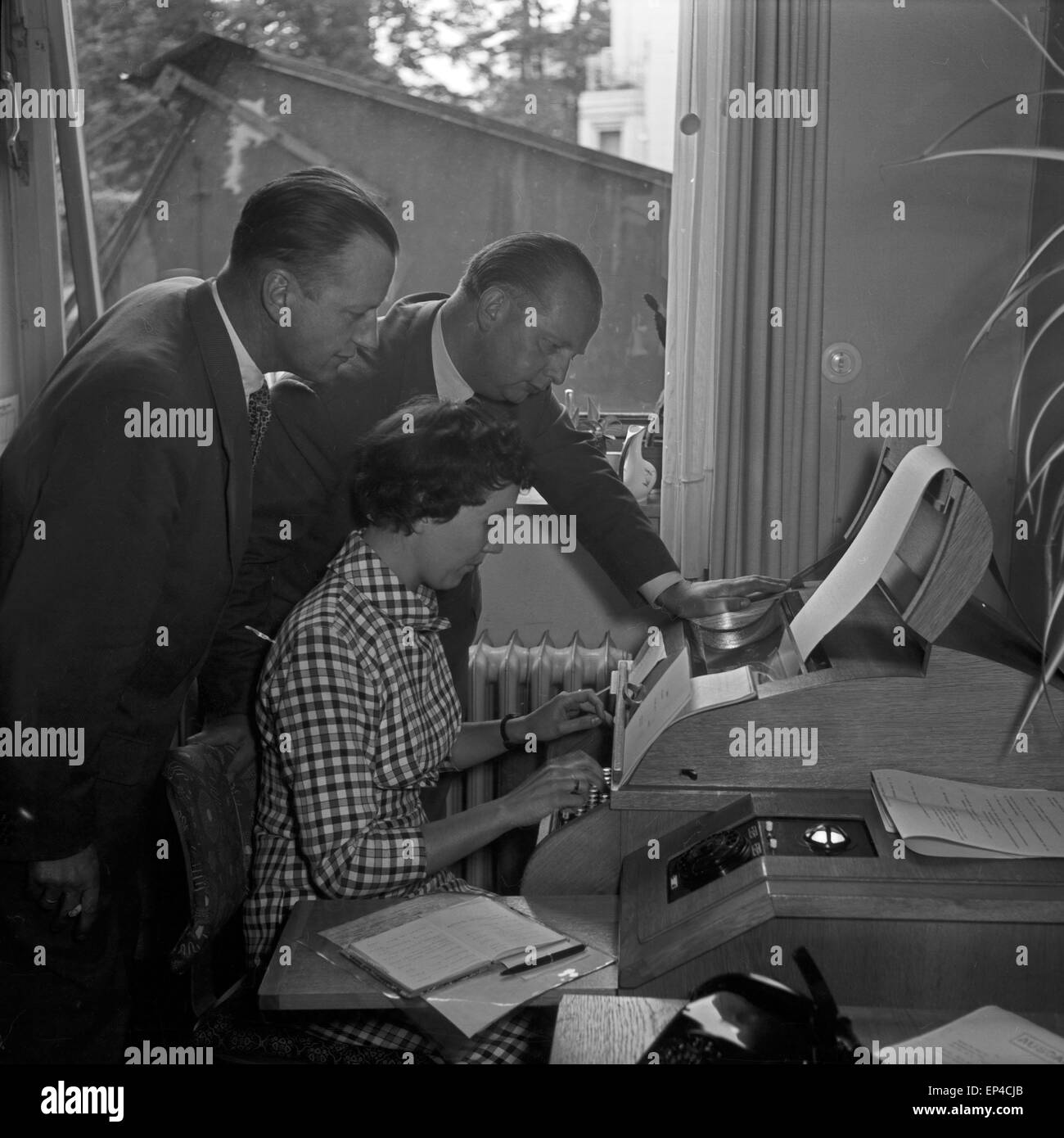 Der Direktor des Plattenlabels Polydor, Kurt Richter, mit Angestellten ...