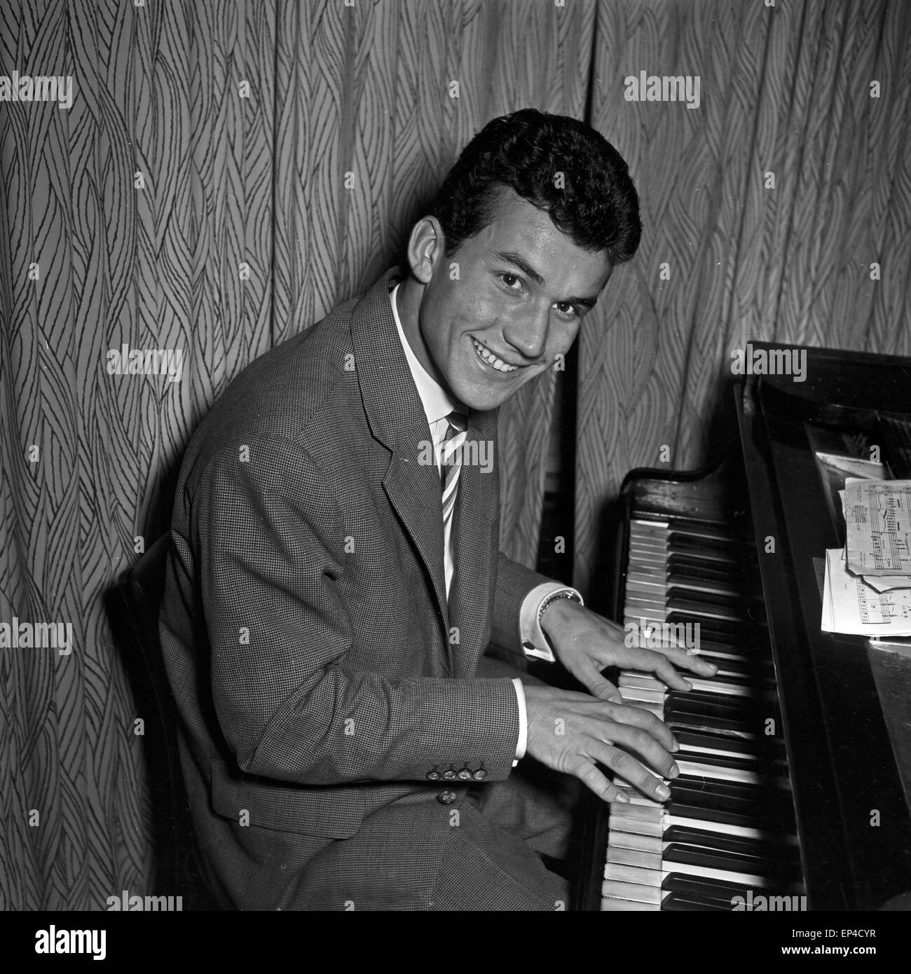 Der Trompeter und Schlagersänger Peter Beil (?) am Klavier in der NDR ...