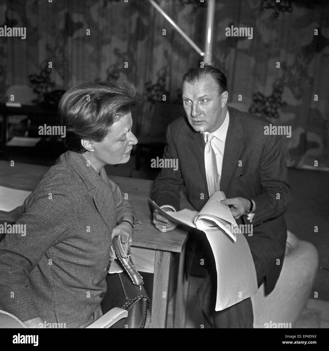 Deutschen Schauspieler Martin Held und Gisela von Collande beim NDR in ...