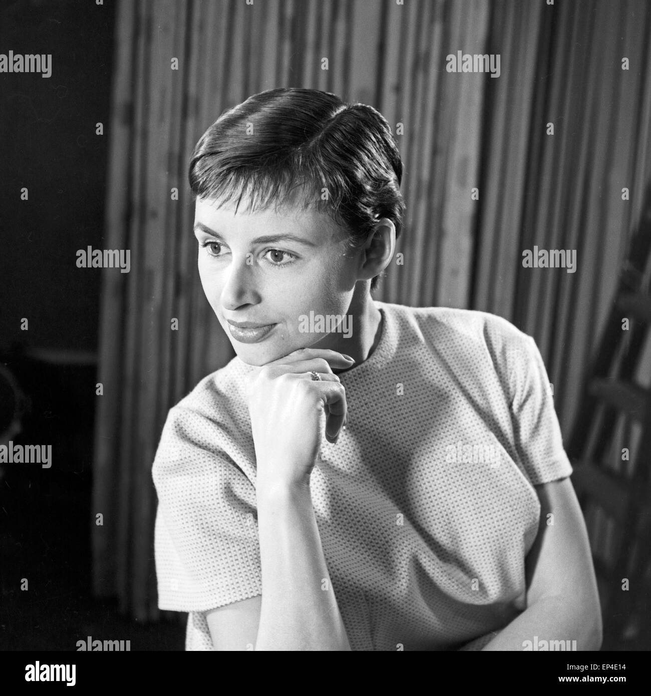 Fernsehansagerin des NDR, Deutschland 1950er Jahre. TV presenter of NDR ...