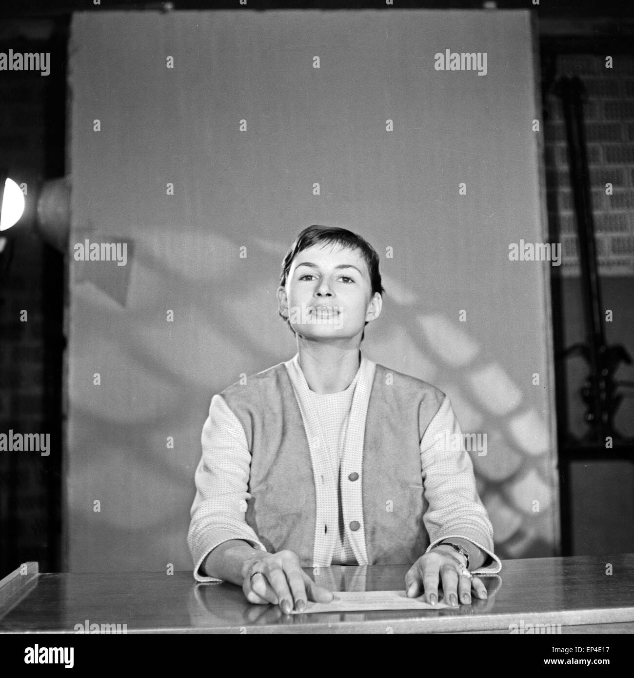 Fernsehansagerin des NDR, Deutschland 1950er Jahre. TV presenter of NDR ...