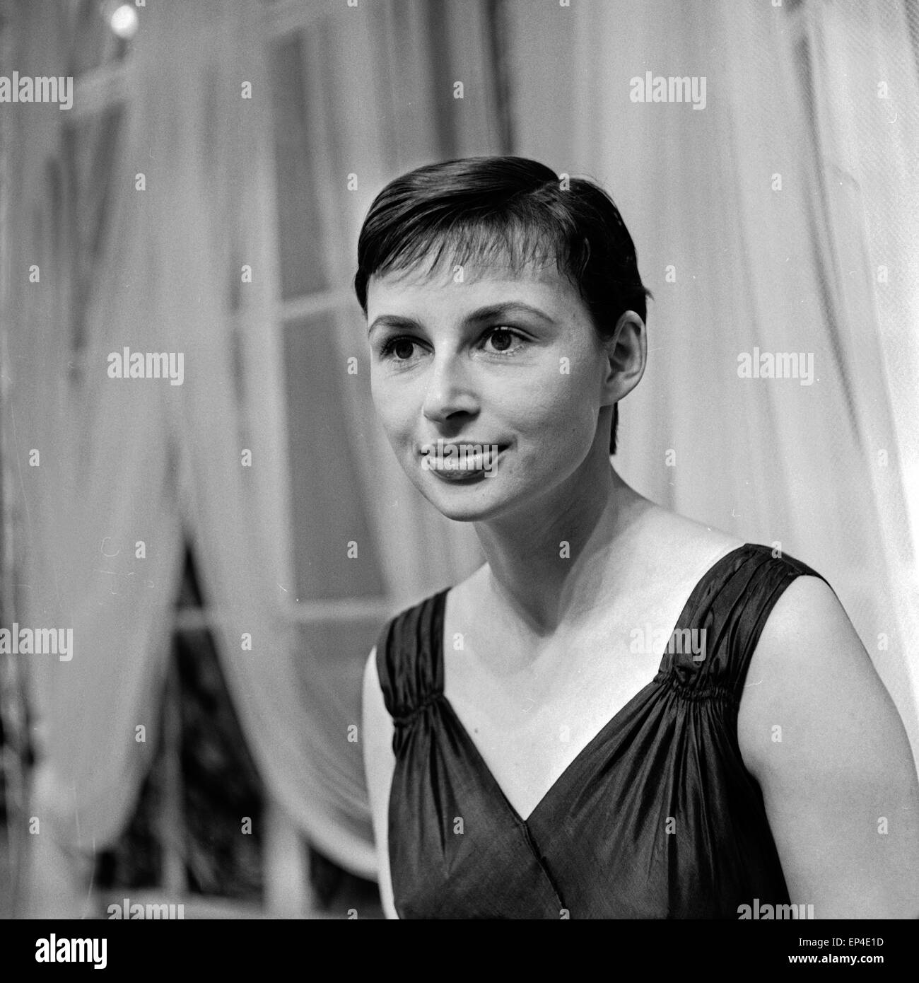 Fernsehansagerin des NDR, Deutschland 1950er Jahre. TV presenter of NDR ...