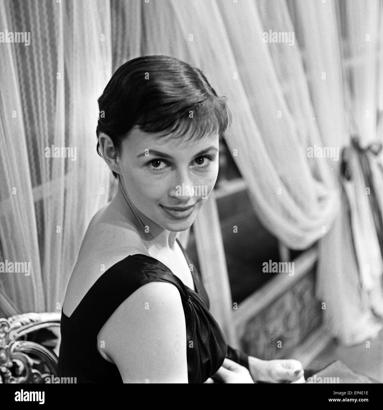 Fernsehansagerin des NDR, Deutschland 1950er Jahre. TV presenter of NDR ...