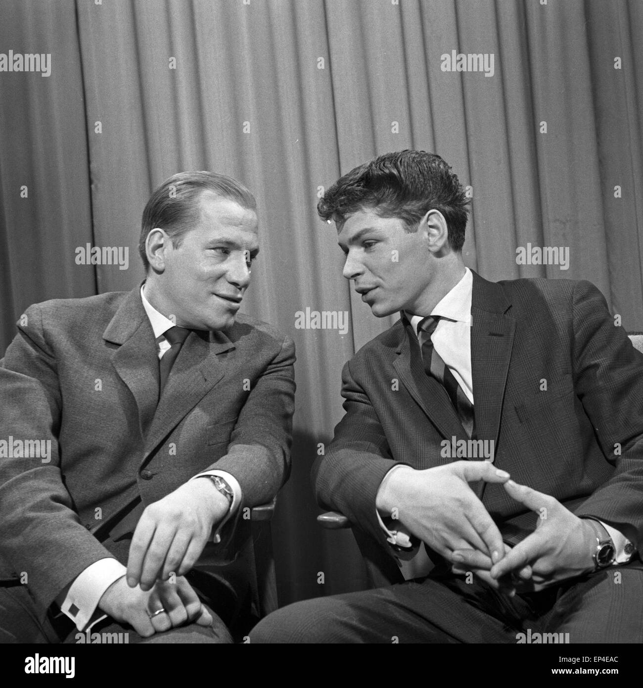 Deutscher Fernsehregisseur Jürgen Roland (links) im Gespräch ...