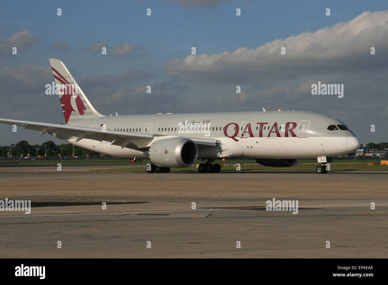 Qatar airways dreamliner hi-res stock photography and images - Alamy