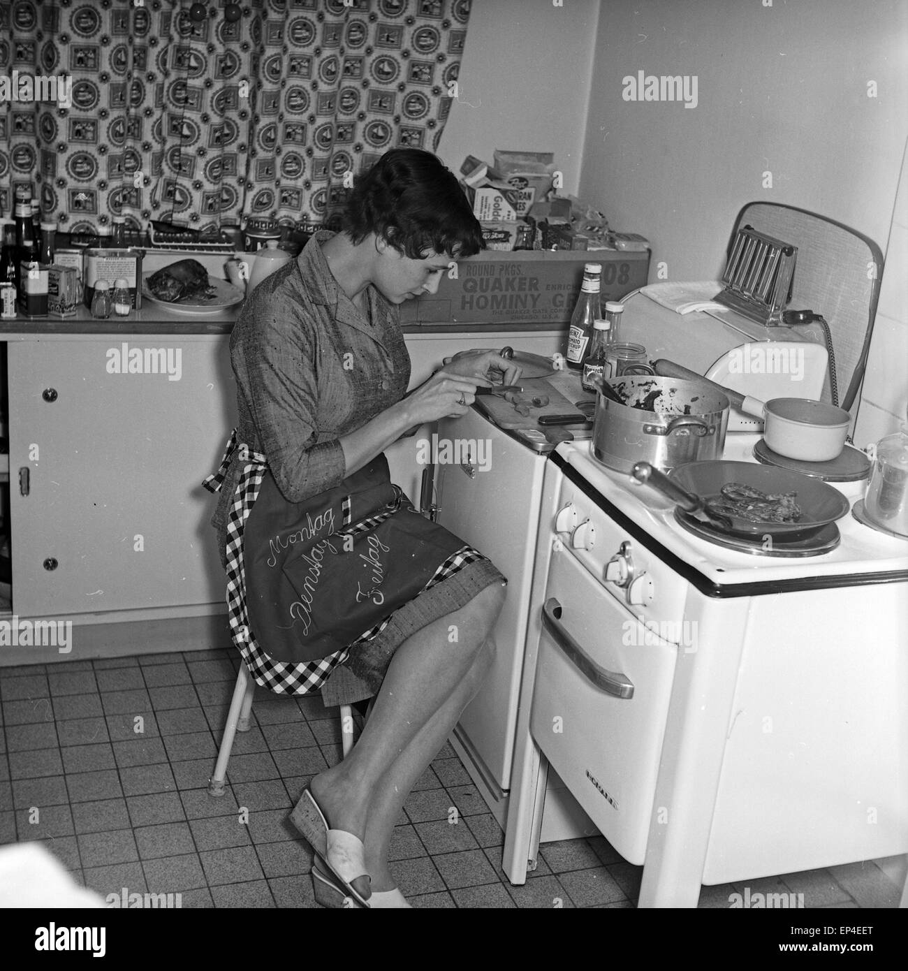 1950s Woman Kitchen Black and White Stock Photos & Images - Alamy