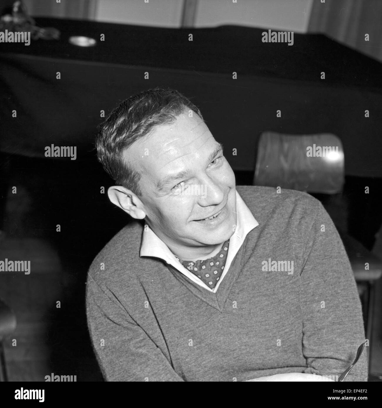 Deutscher Schauspieler und Regisseur Hans Lietzau als Hörspielsprecher ...