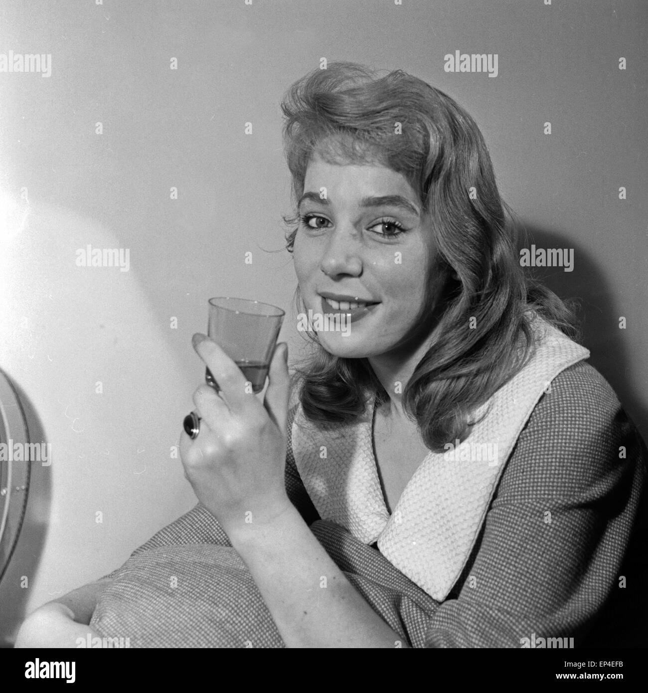 Ingrid Sommer in ihrem Wohnzimmer, Deutschland 1950er Jahre. Ingrid ...