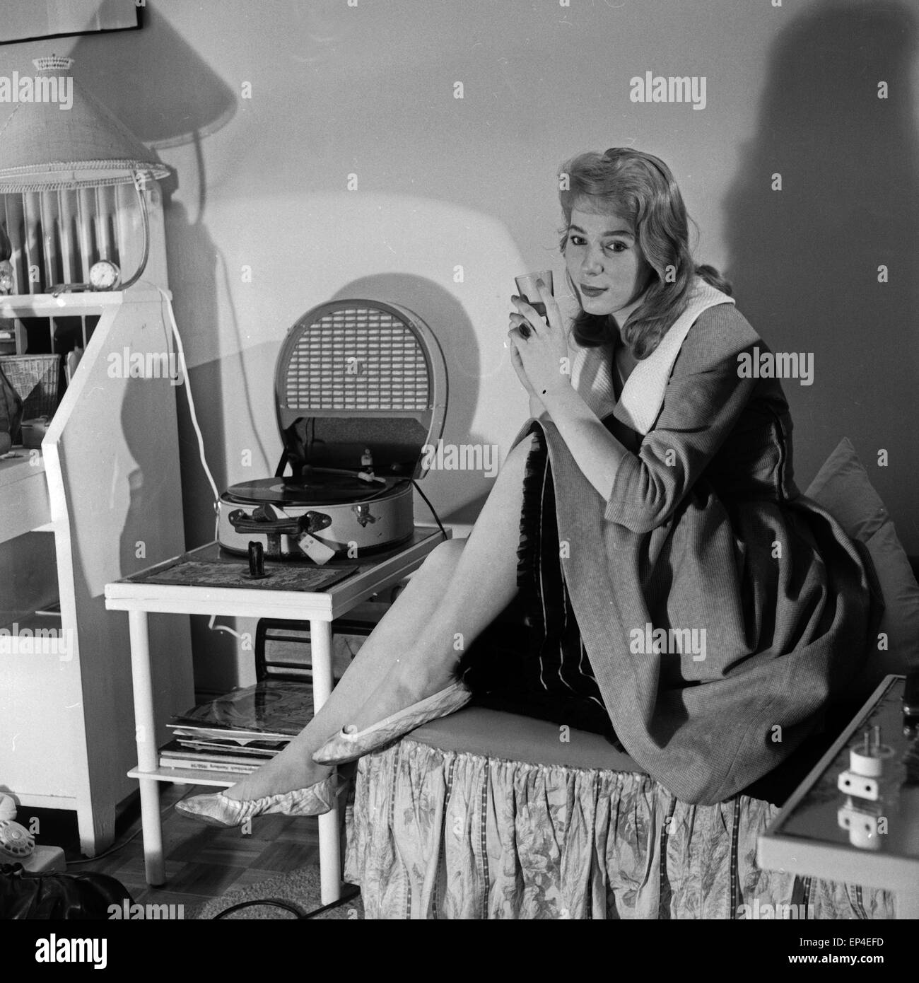 Ingrid Sommer in ihrem Wohnzimmer, Deutschland 1950er Jahre. Ingrid ...