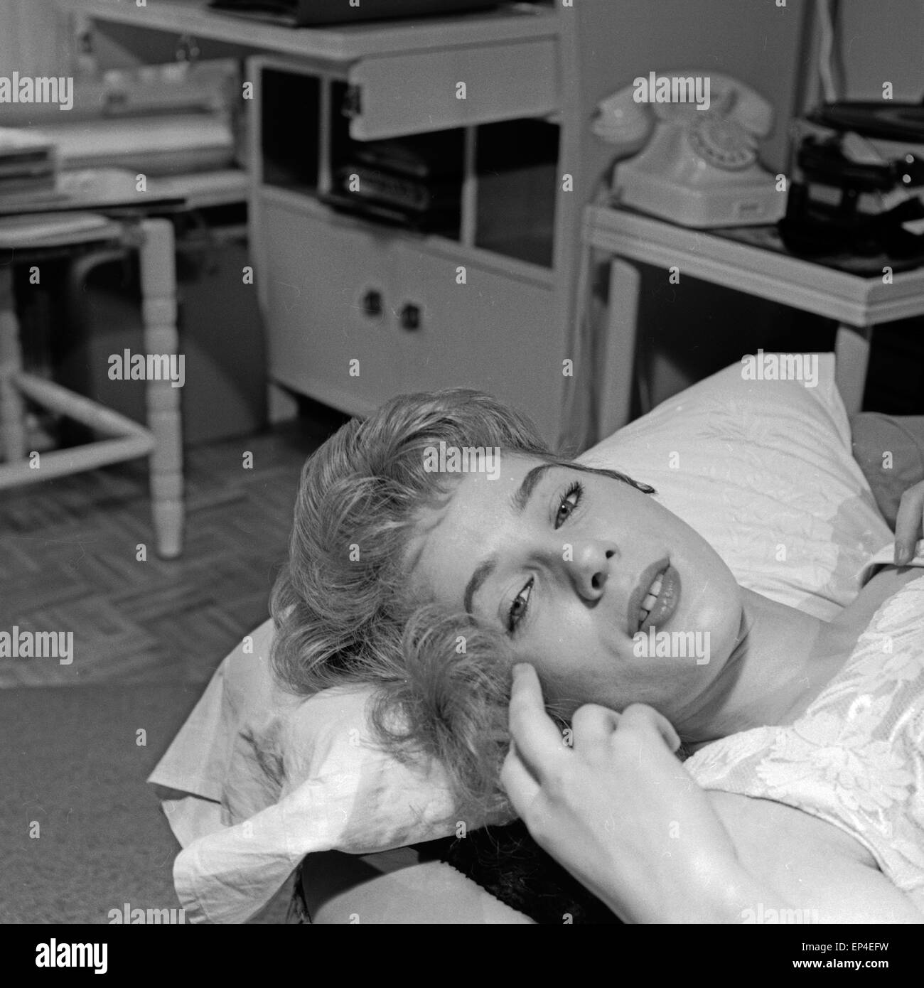 Ingrid Sommer in ihrem Wohnzimmer, Deutschland 1950er Jahre. Ingrid ...