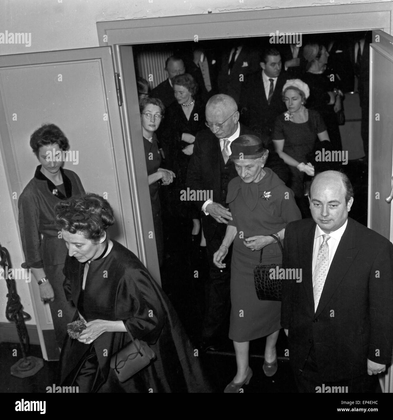 Ida Chagall (vorn) bei der Eröffnung der Ausstellung mit Werken des ...