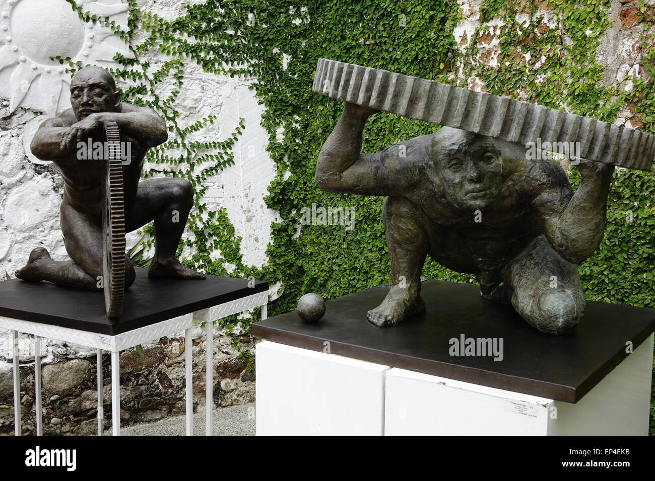 Sculptures by Flor Minor ("Engranes" and "Constructor") displayed at ...