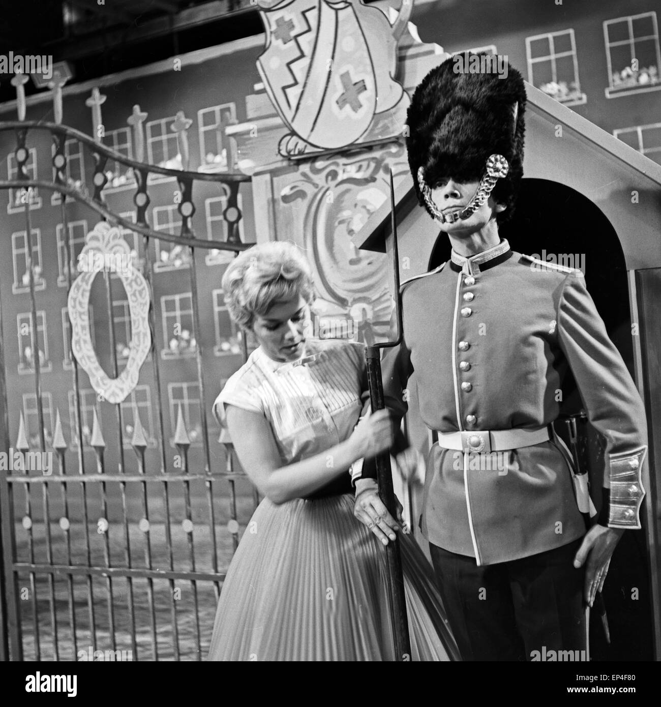 Deutsche Schlagersängerin Christa Williams mit einem Wachsoldaten in ...