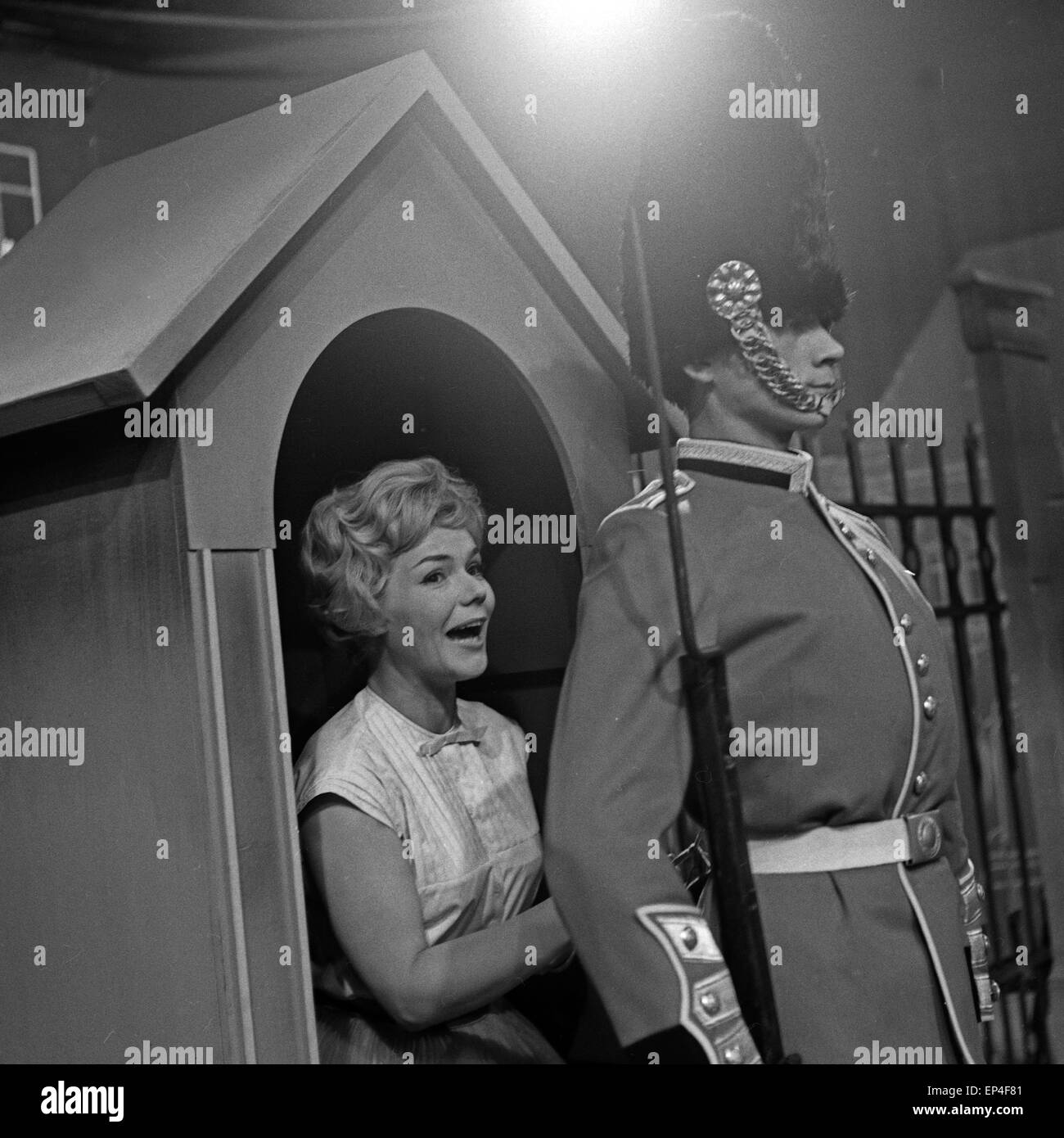 Deutsche Schlagersängerin Christa Williams mit einem Wachsoldaten in ...