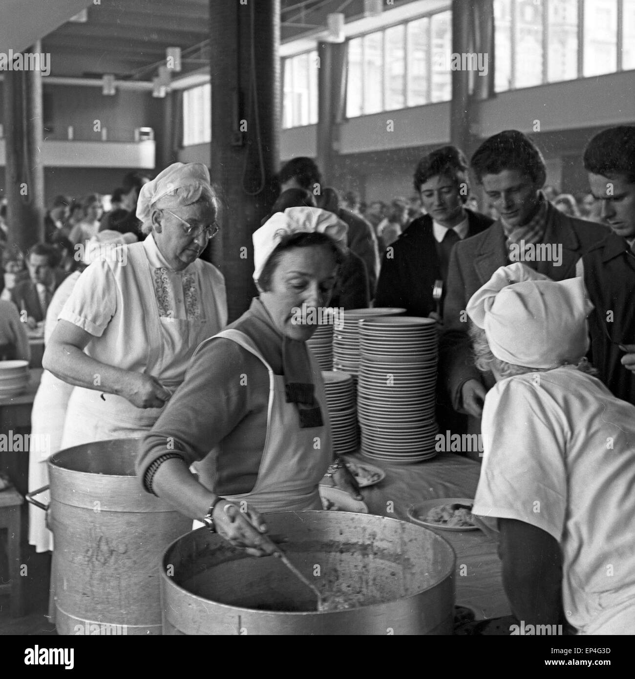 Essensausgabe in der Mensa der Universität Hamburg, Deutschland 1960er ...