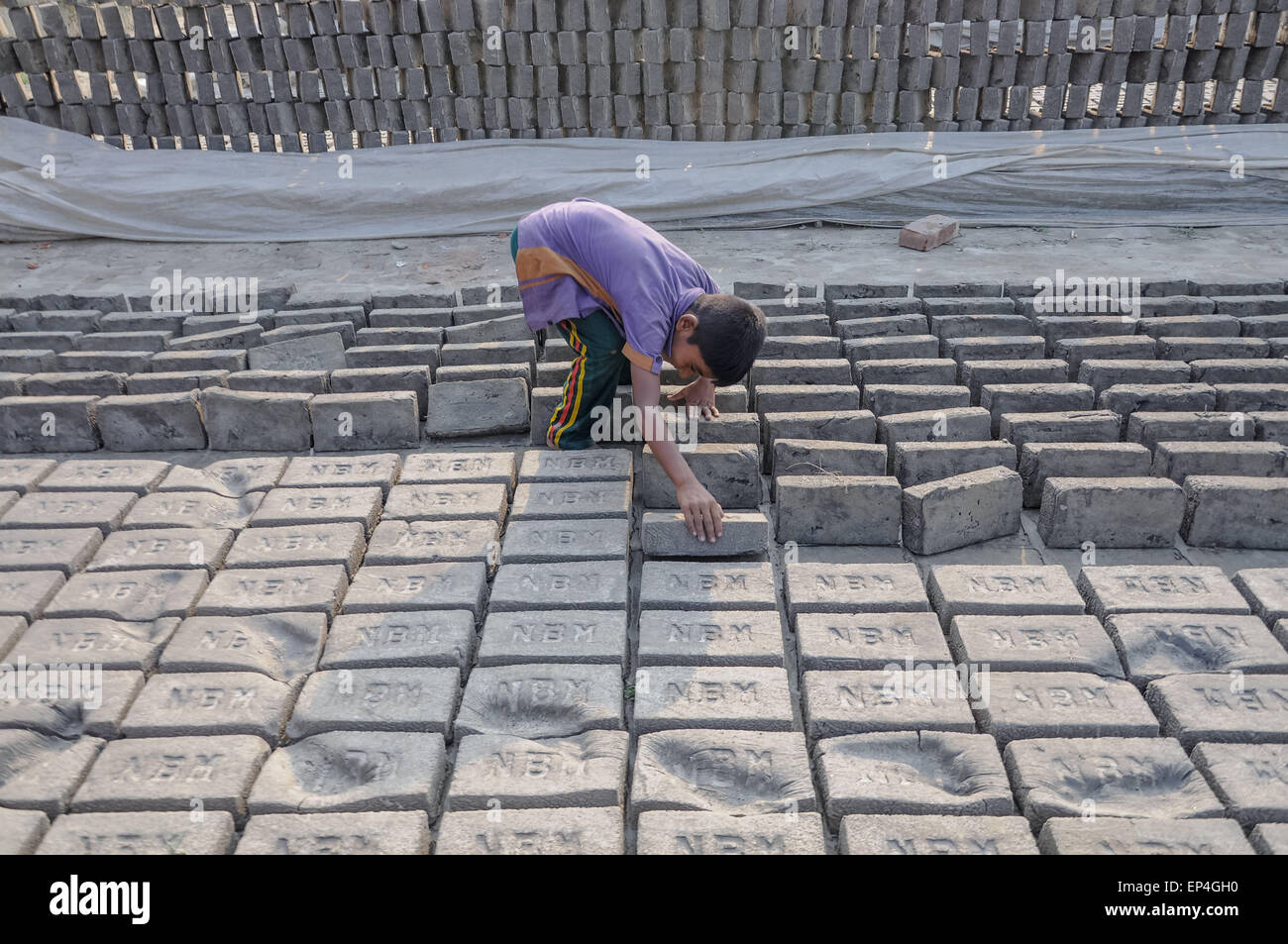 Child work bangladesh brick hi-res stock photography and images - Alamy