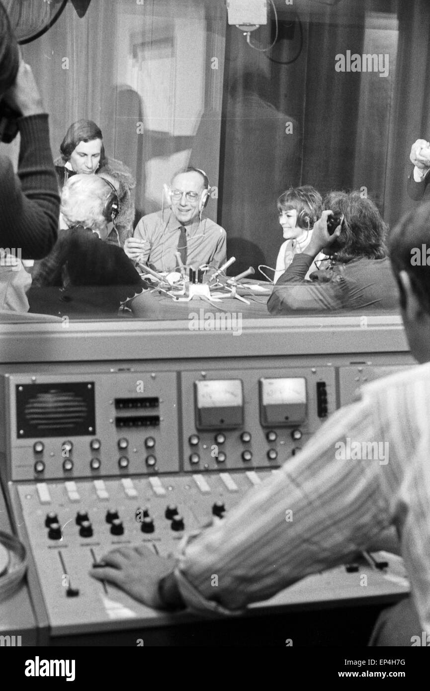 Tv interview 1970s hi-res stock photography and images - Alamy