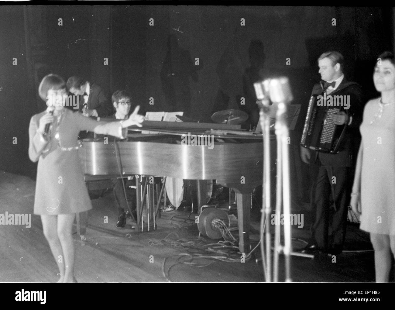Französische Sängerin Mireille Mathieu bei einem Auftritt in Hamburg ...