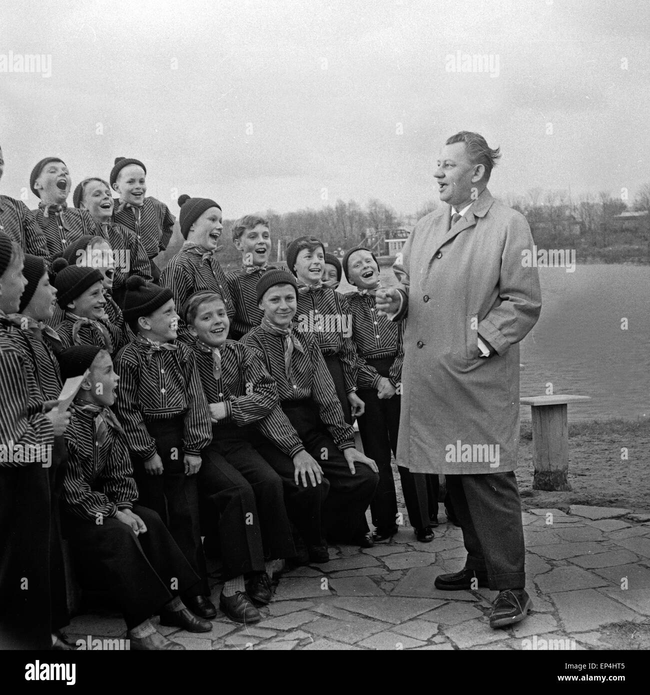 Deutscher Komponist Michael Jary singt mit einem Kinderchor in Hamburg ...