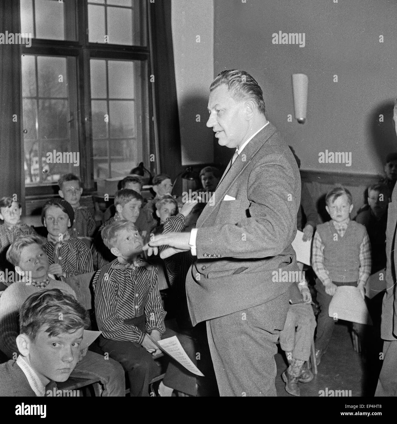 Deutscher Komponist Michael Jary bei einem Kinderchor in Hamburg ...