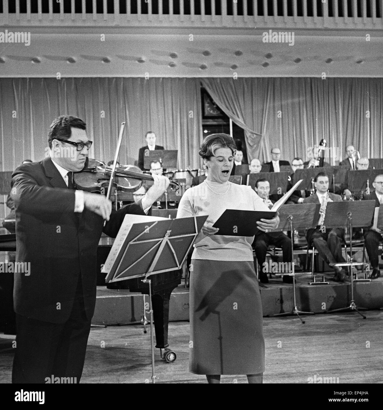 Deutsche Sopranistin Irmgard Seefried mit ihrem Mann Wolfgang ...