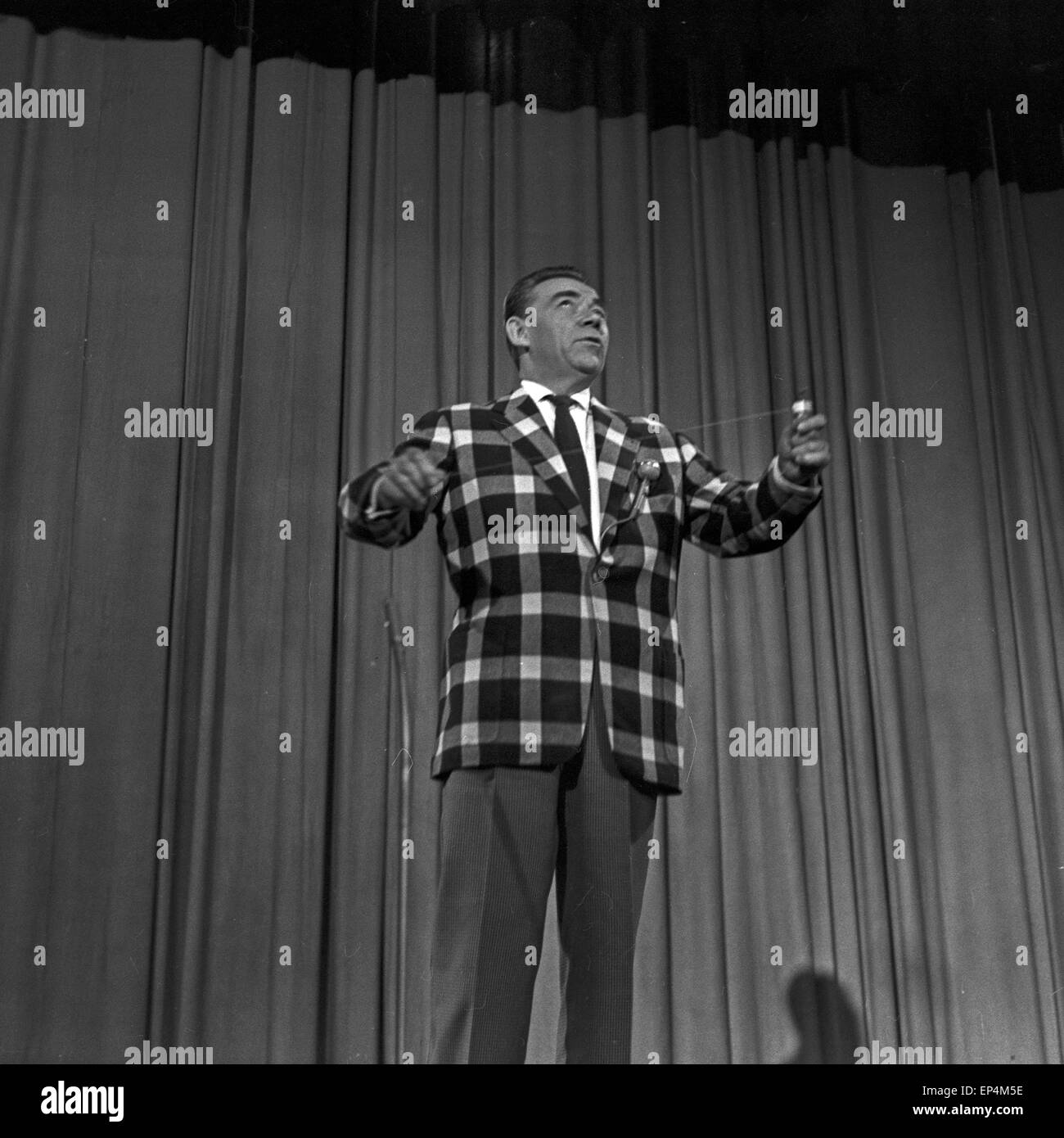 Deutscher Showmaster und Entertainer Peter Frankenfeld auf der Bühne ...