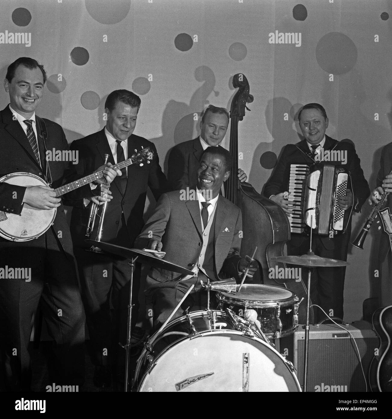 Der Schlagersänger Billy Mo bei den Billyboys am Schlagzeug ...