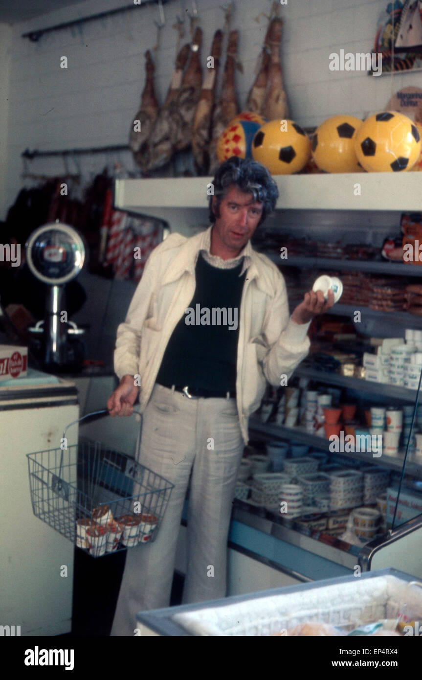 Der niederländische Showmaster Rudi Carrell im Supermarkt im Urlaub ...