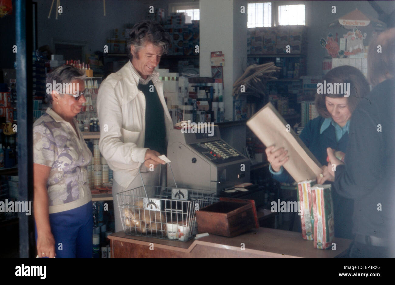 Der niederländische Showmaster Rudi Carrell im Supermarkt im Urlaub ...