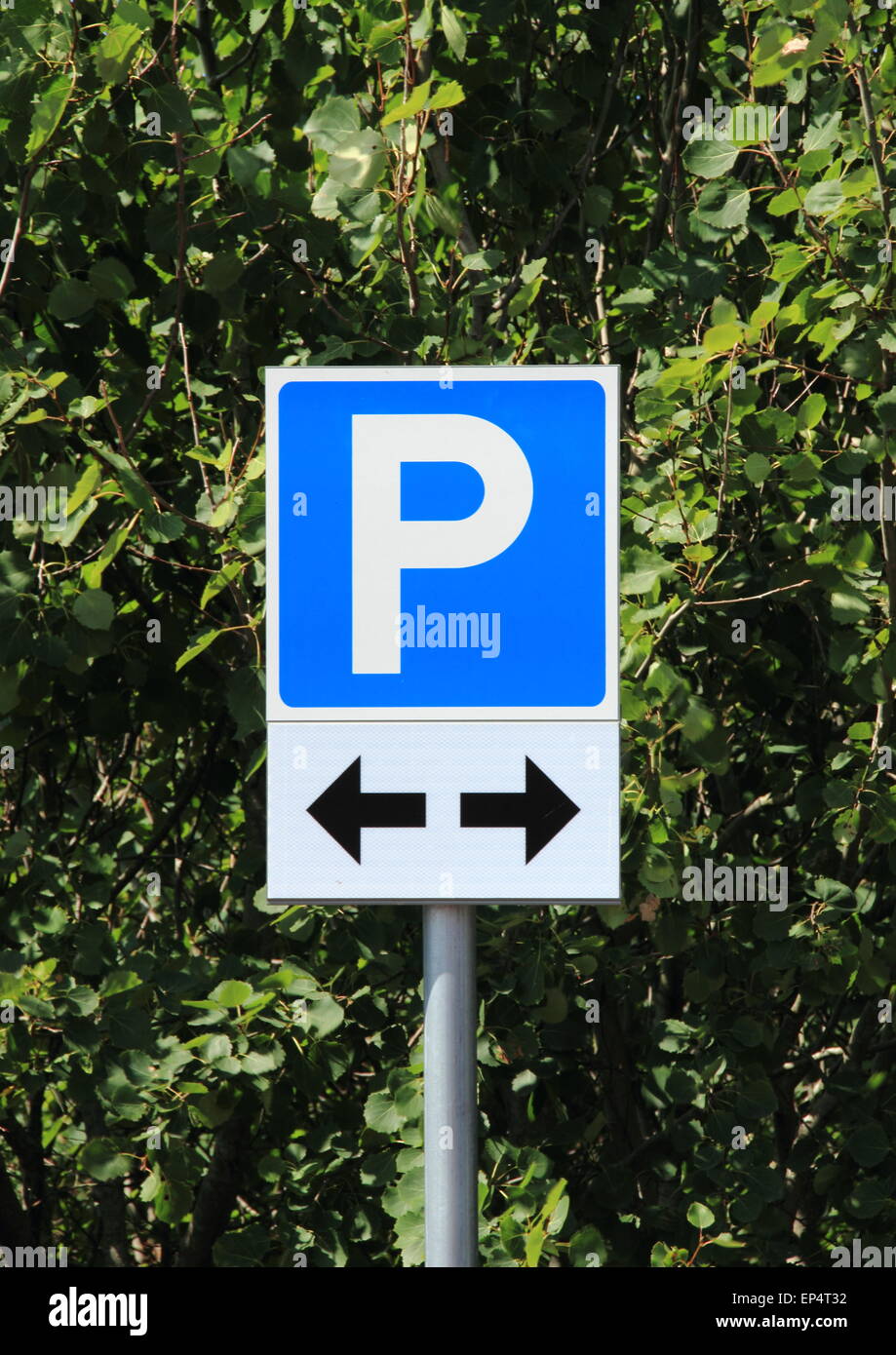 Parking sign with two black direction arrows Stock Photo - Alamy