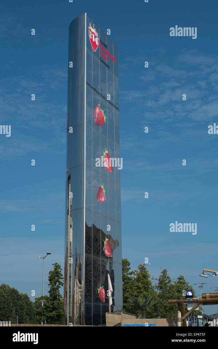 Amusement park at Cardiff Bay Stock Photo - Alamy