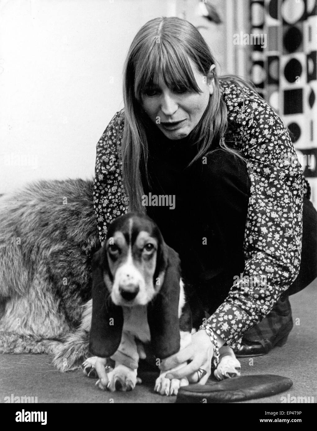 Hamburger Volksschauspielerin Helga Feddersen mit einem Bassetwelpen ...