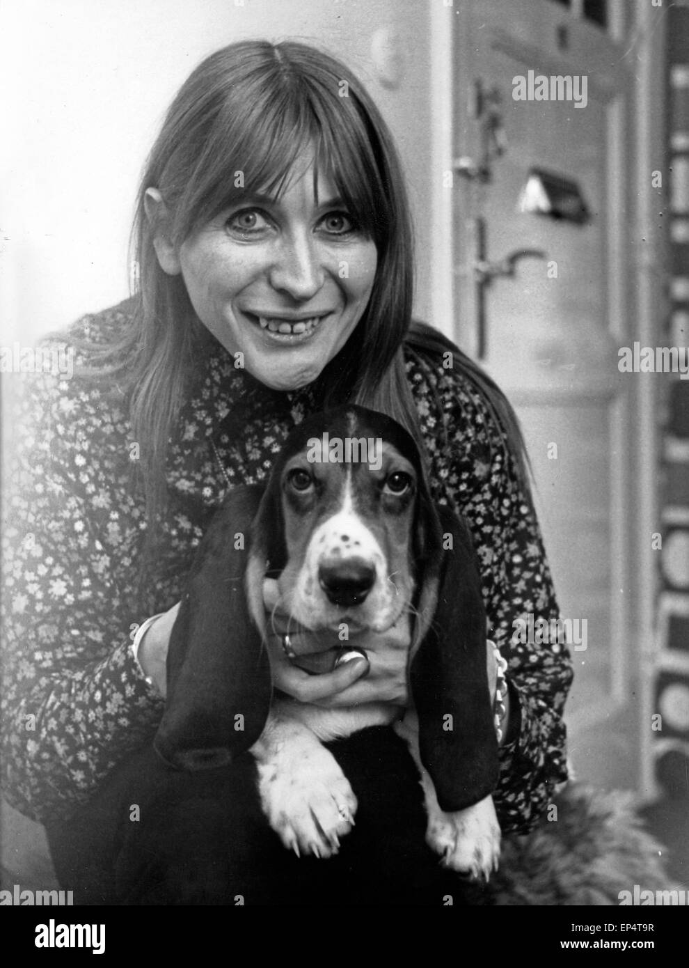 Hamburger Volksschauspielerin Helga Feddersen mit einem Bassetwelpen ...