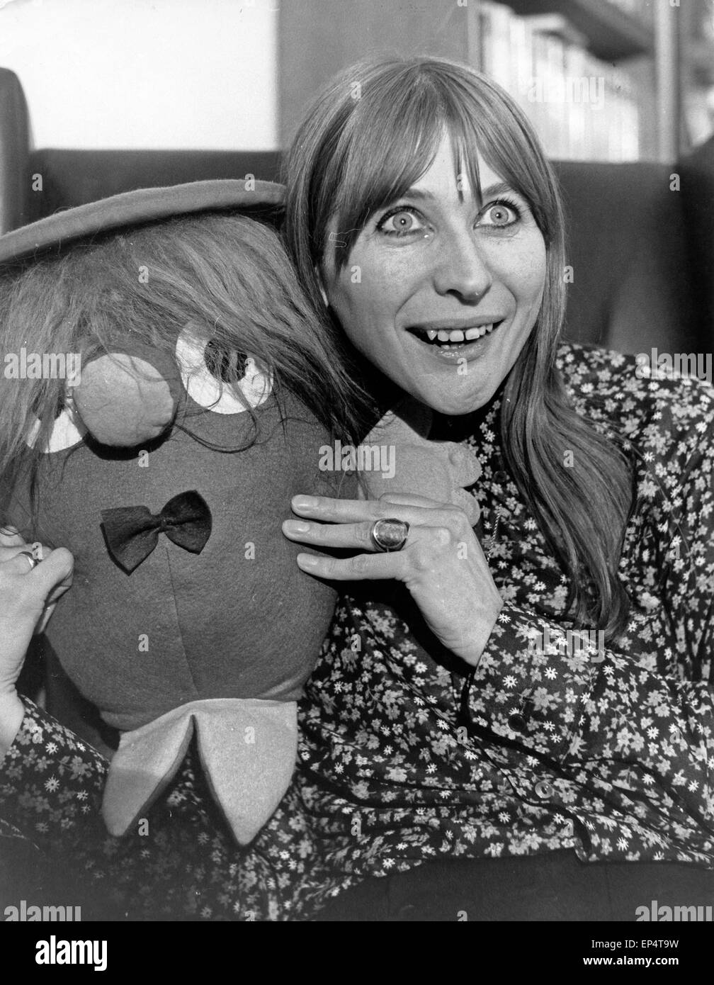 Hamburger Volksschauspielerin Helga Feddersen mit einem Bassetwelpen ...