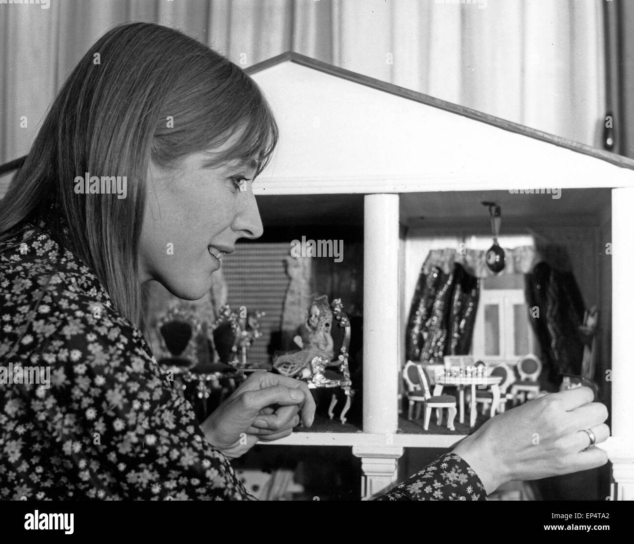 Hamburger Volksschauspielerin Helga Feddersen mit einem Bassetwelpen ...