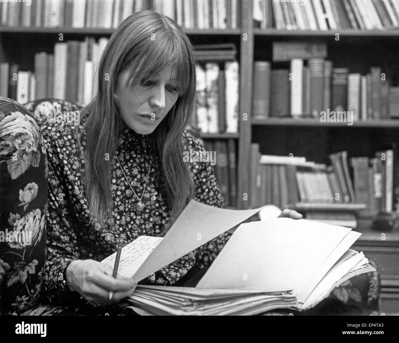 Hamburger Volksschauspielerin Helga Feddersen mit einem Bassetwelpen ...