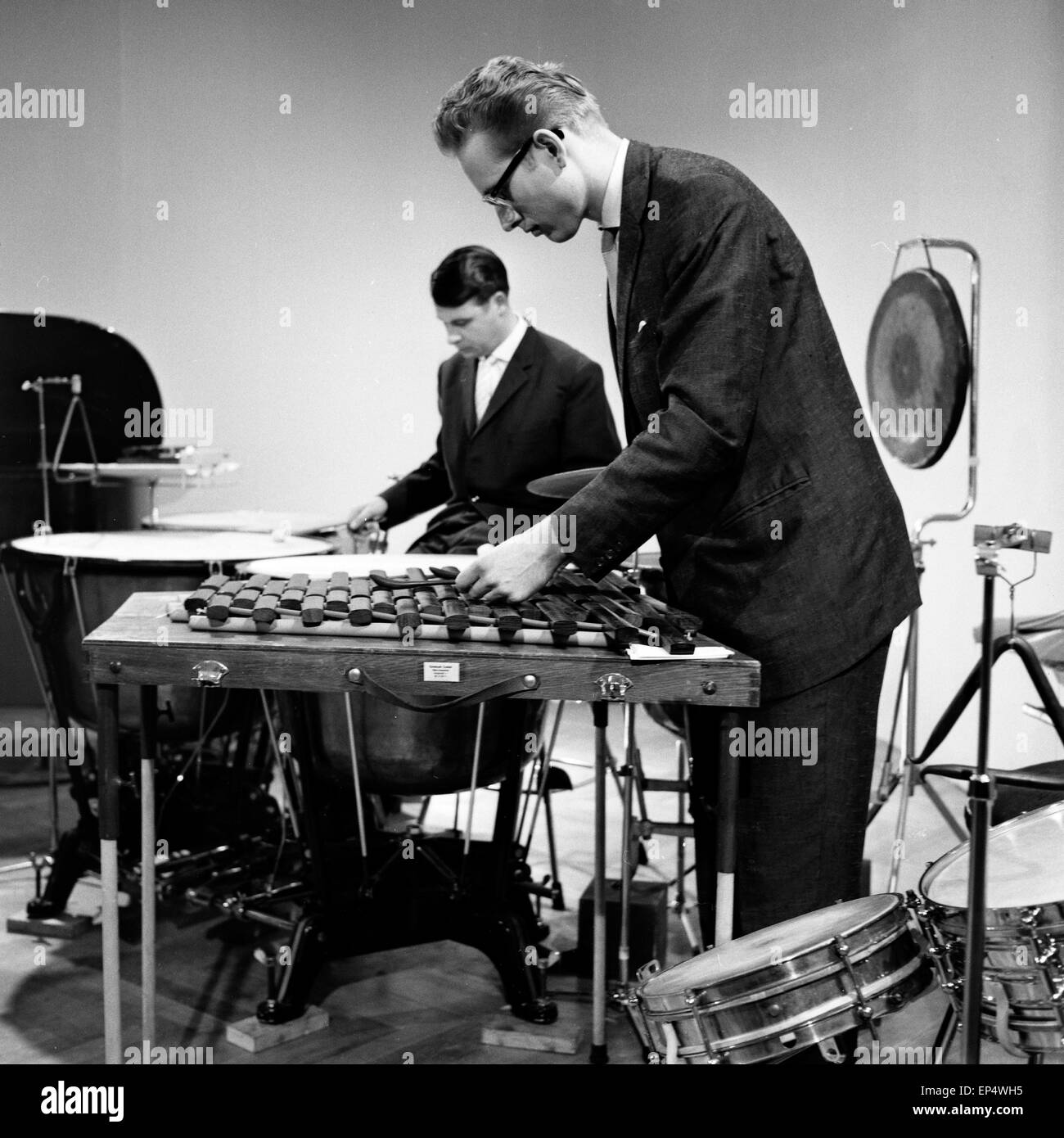 Musiker an den Rhythmusinstrumenten auf der Bühne im Norddeutschen ...