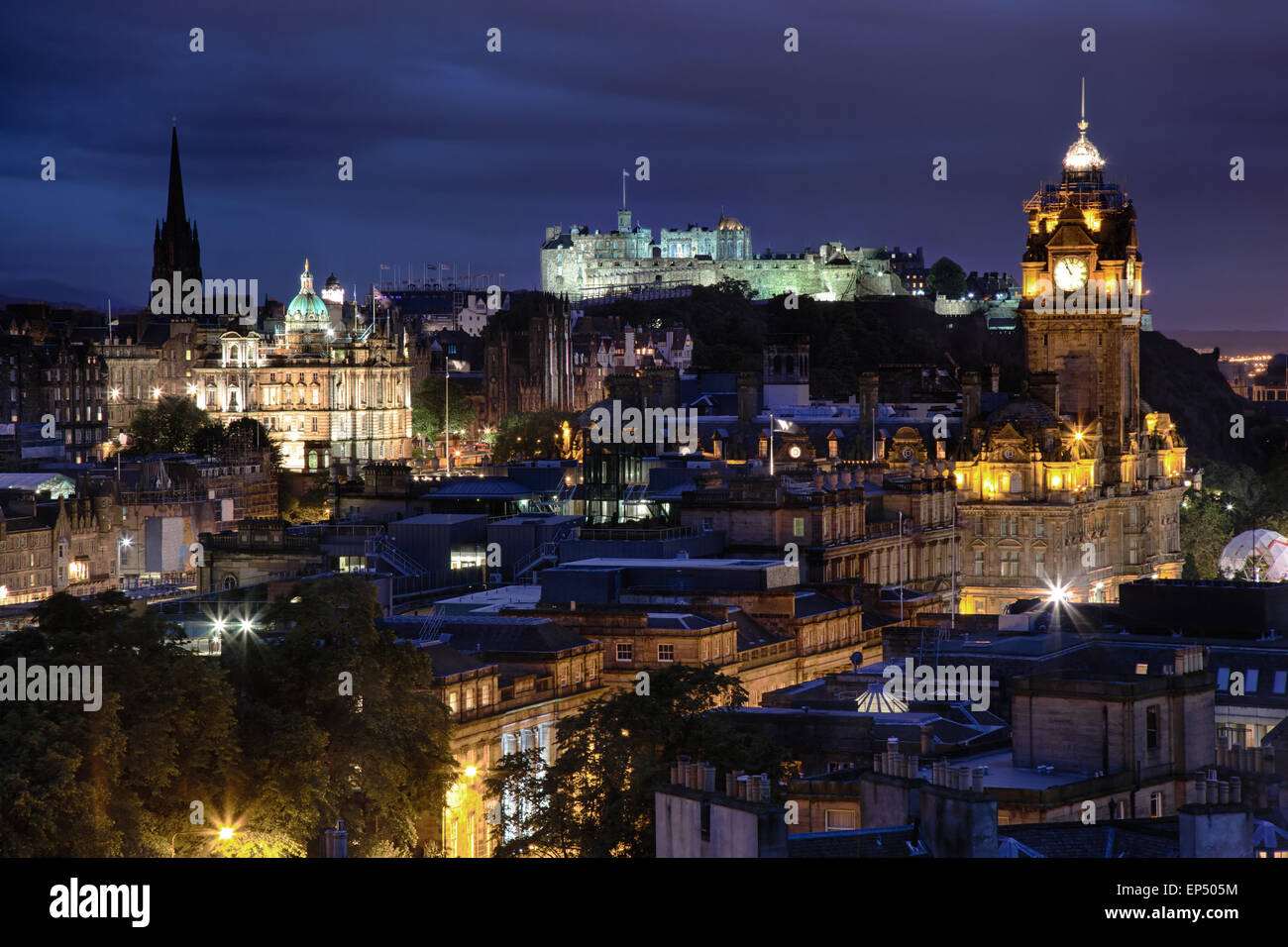 Clouds over edinburgh castle hi-res stock photography and images - Alamy
