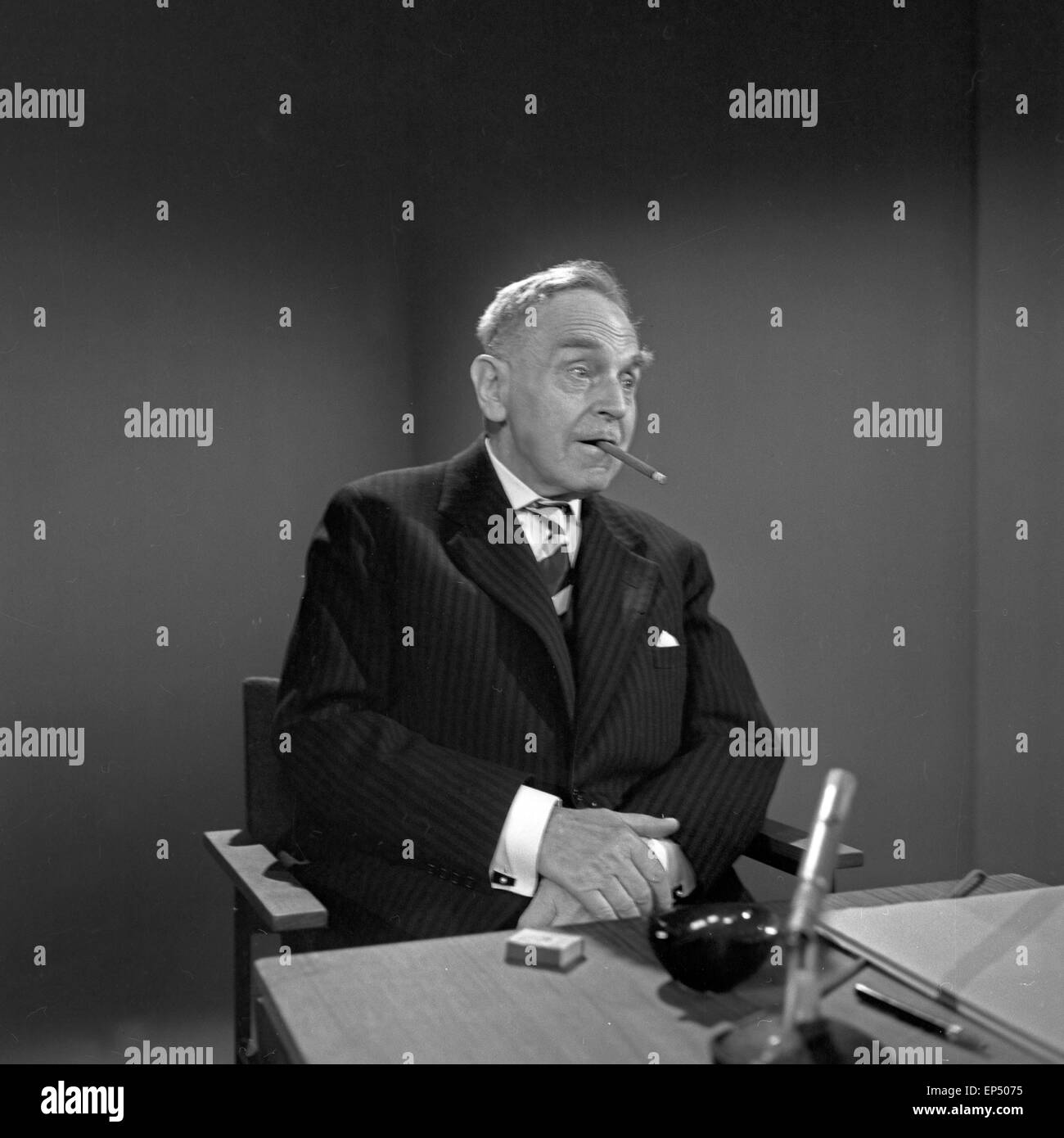 Professor Otto Hahn im Gespräch mit Heinz Haber in Hamburg, Deutschland ...