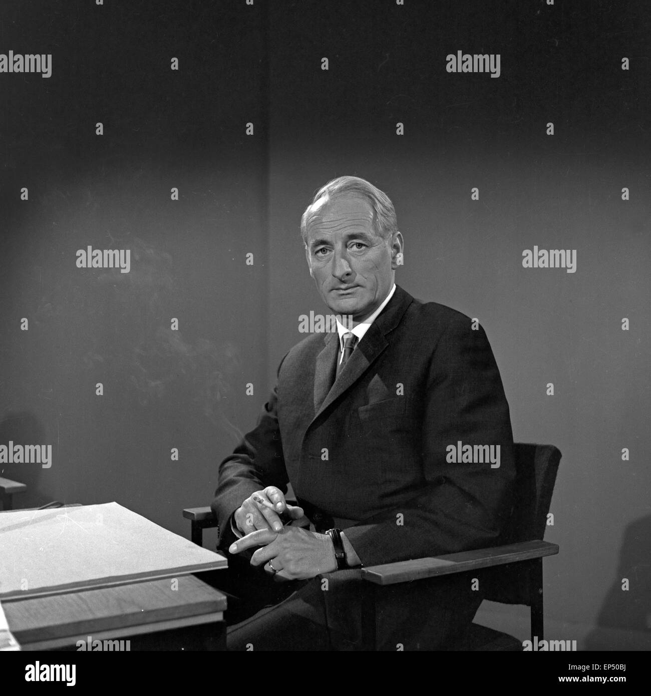 Deutscher Physiker Heinz Haber in Hamburg, Deutschland 1960er Jahre ...