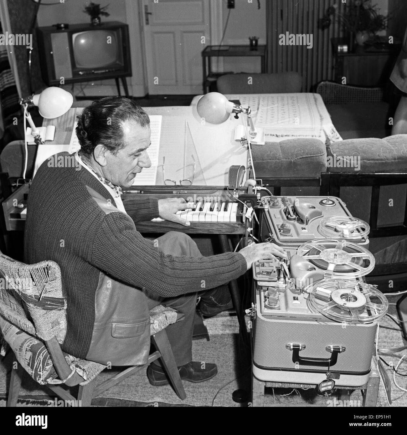 Tv sound engineer hi-res stock photography and images - Alamy