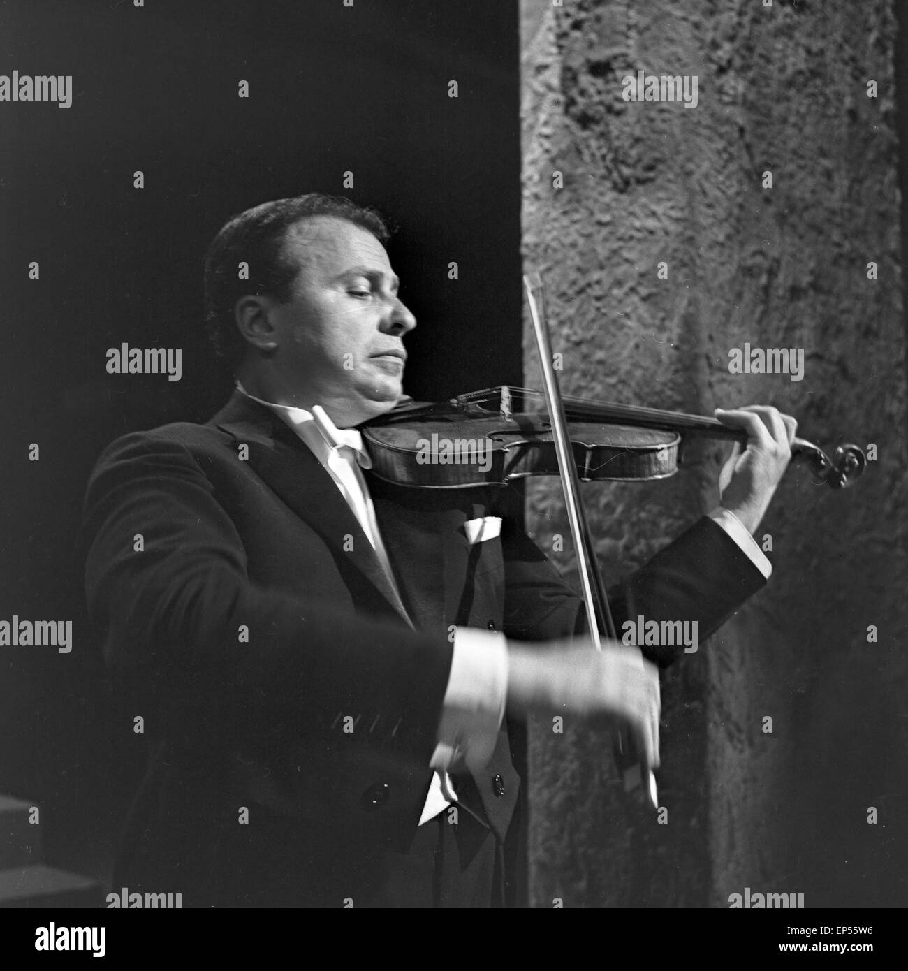 Ein Violinist bei einem Konzert mit seiner Geige in Hamburg ...