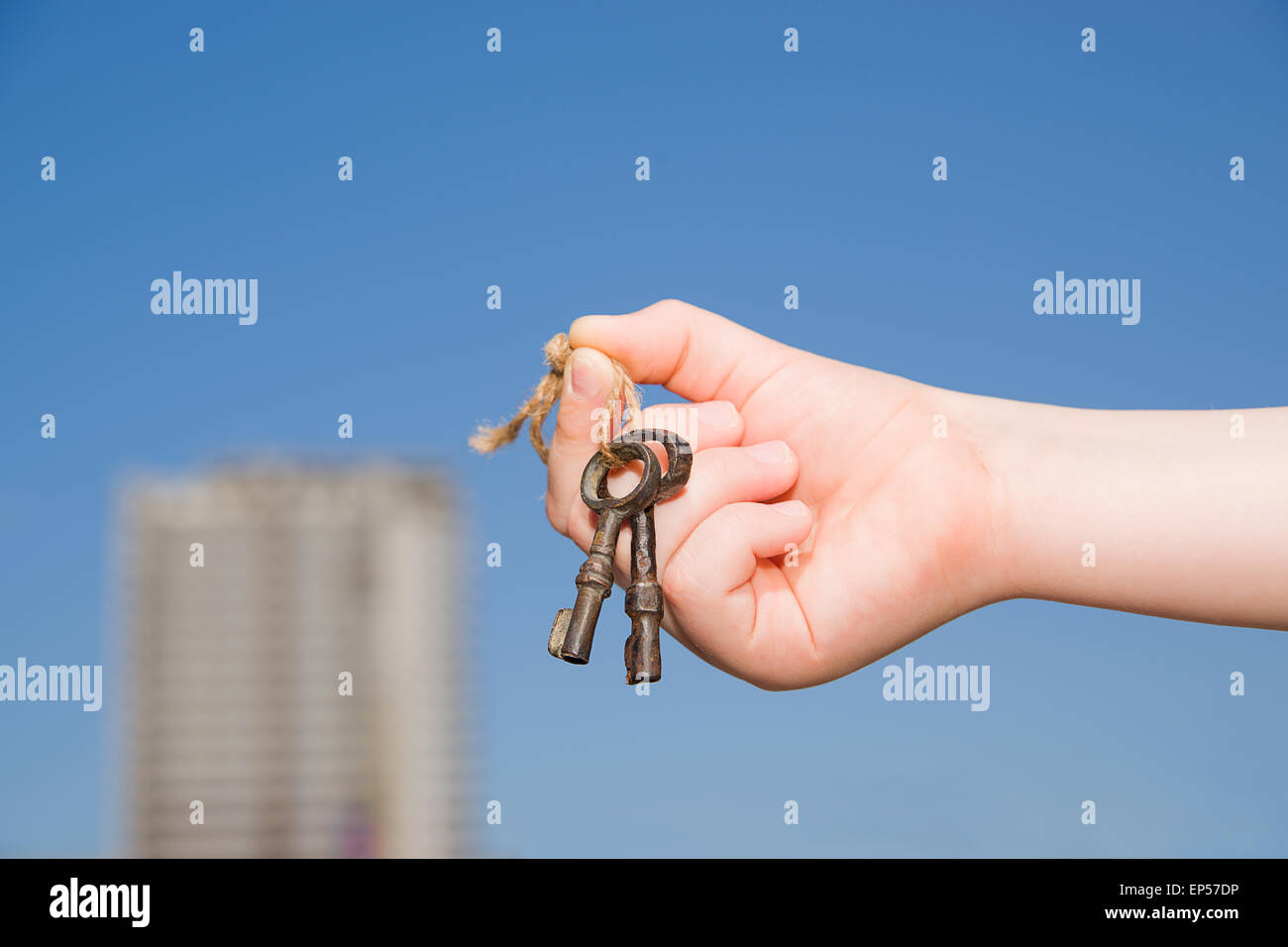 Hand holding keys hi-res stock photography and images - Alamy