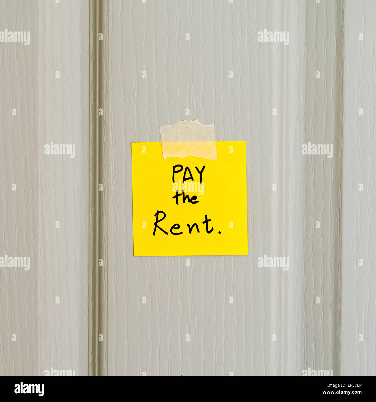 sticky note write a message pay the rent on wood door background Stock ...