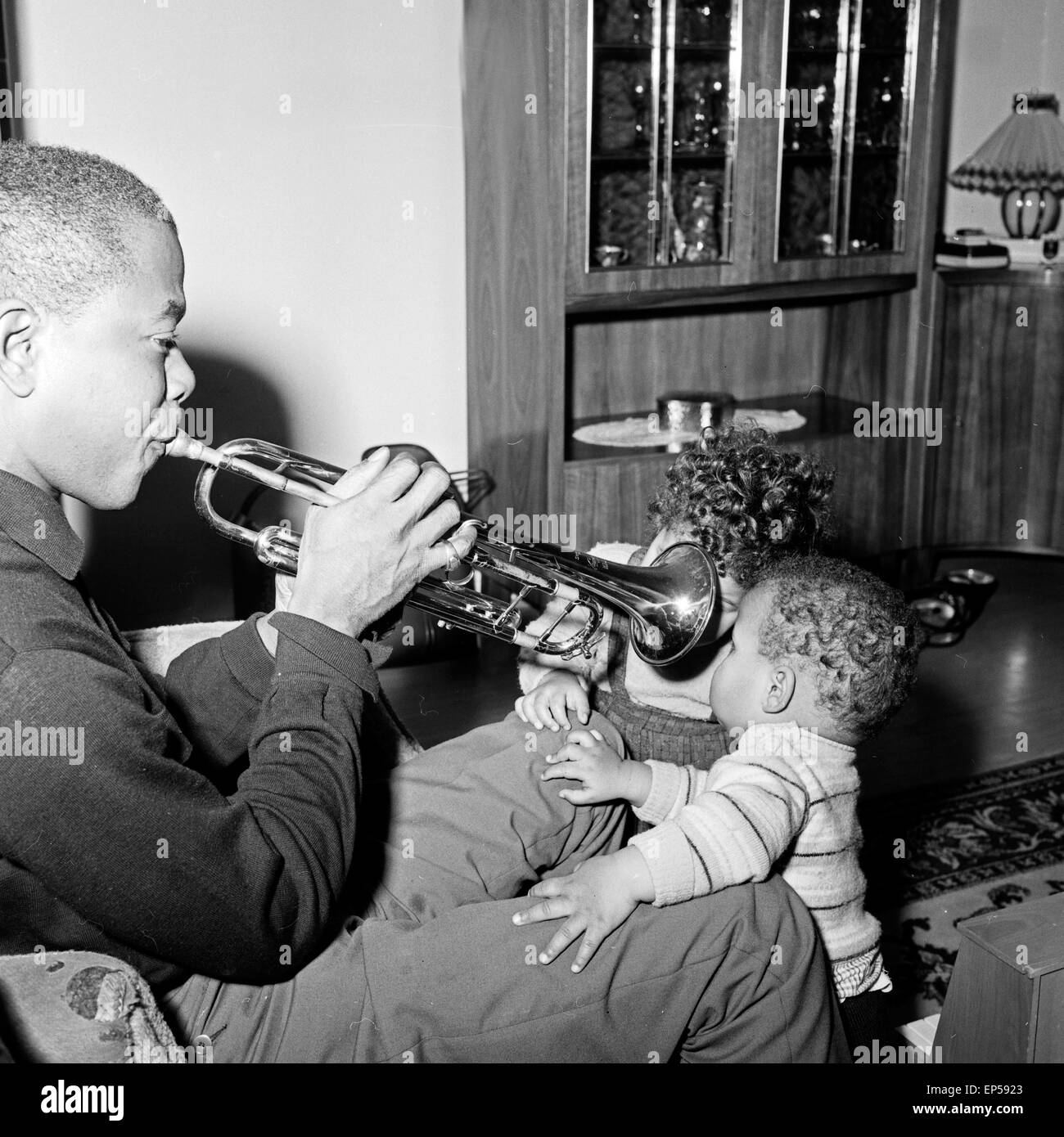 1960s family in living room Black and White Stock Photos & Images - Alamy