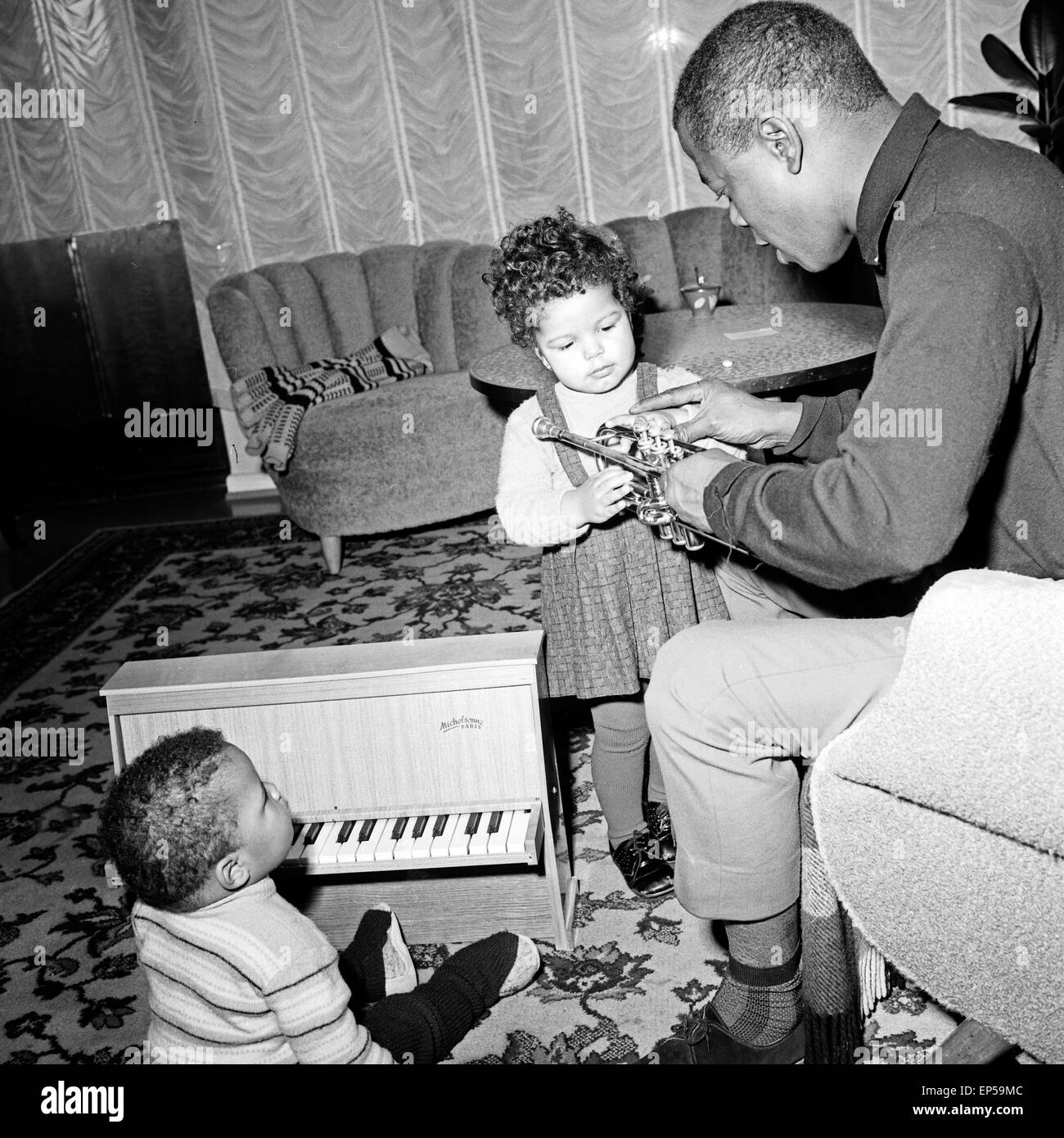 Der Jazz-Trompeter und Schlagersänger Billy Mo mit den Kindern Susanna ...