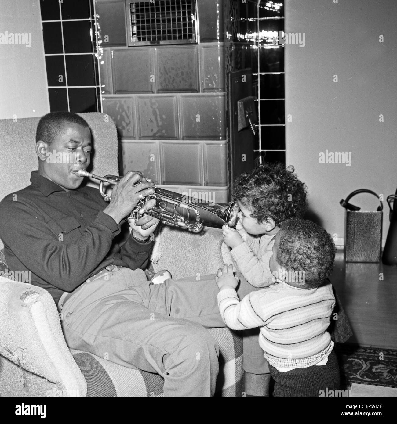1960s family in living room Black and White Stock Photos & Images - Alamy