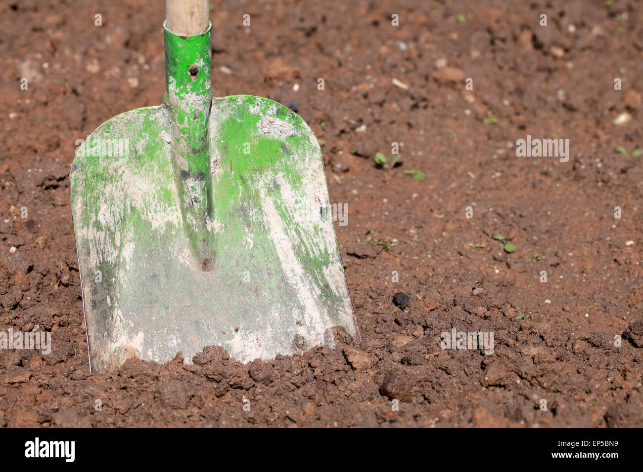 Schaufel erde garten hi-res stock photography and images - Alamy