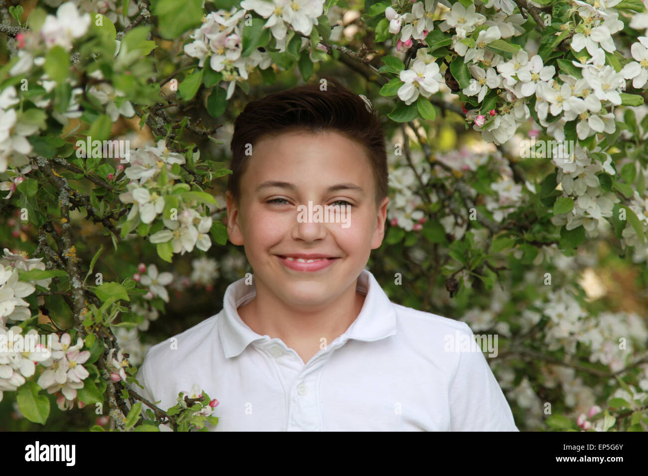 Lachender Junge mit Blüten Stock Photo - Alamy